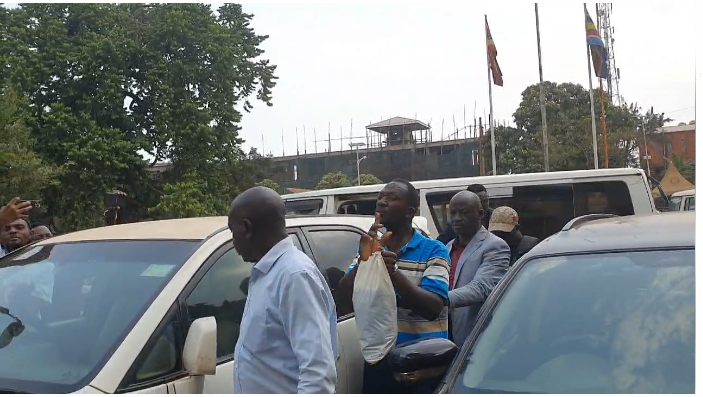 Tabula arrives at court swearing Ndiga clan allegiance