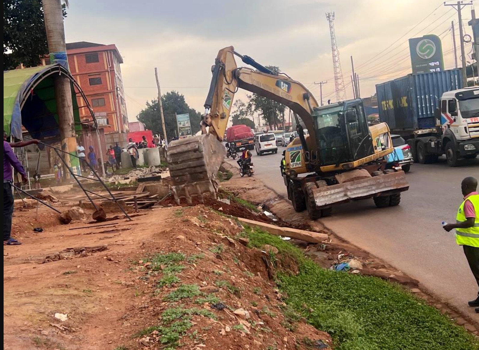 UNRA Intensifies Efforts to Clear Road Reserves