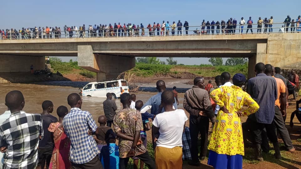 Four Killed, 13 Injured After Commuter Taxi Hits Pedestrian and Plunges ...