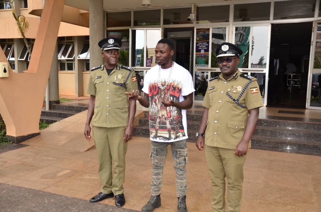 Police Intervenes in Alien Skin-Pallaso Feud