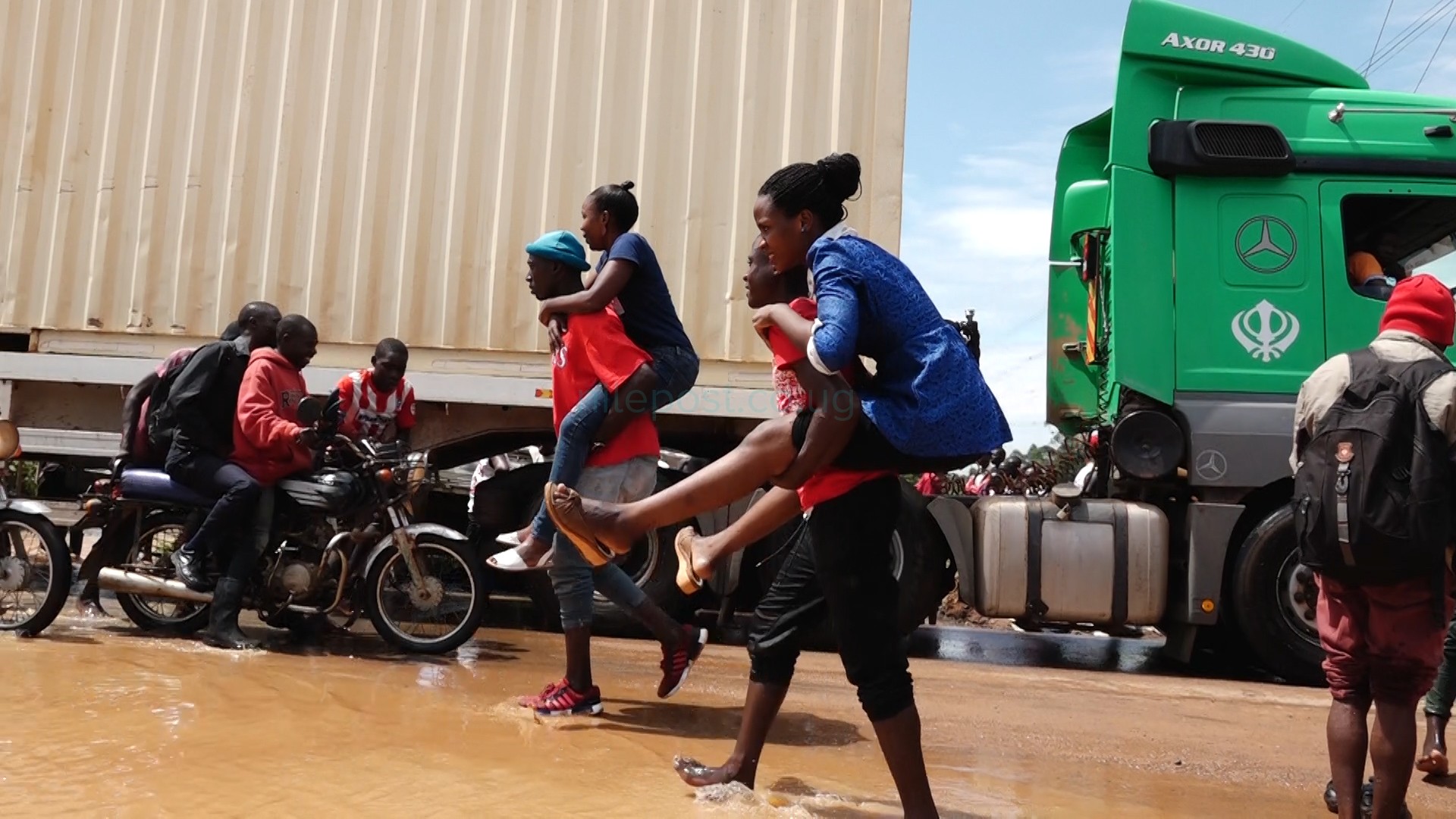 River Mayanja bursts its banks, floods maroon hundreds of residents (VIDEO)