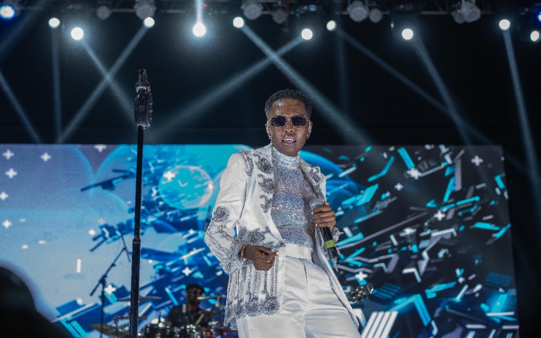 Azawi throws unforgettable performance at maiden concert